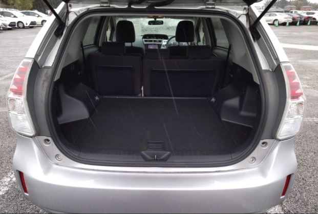 2017 TOYOTA PRIUS ALPHA – SEKAI JAPAN